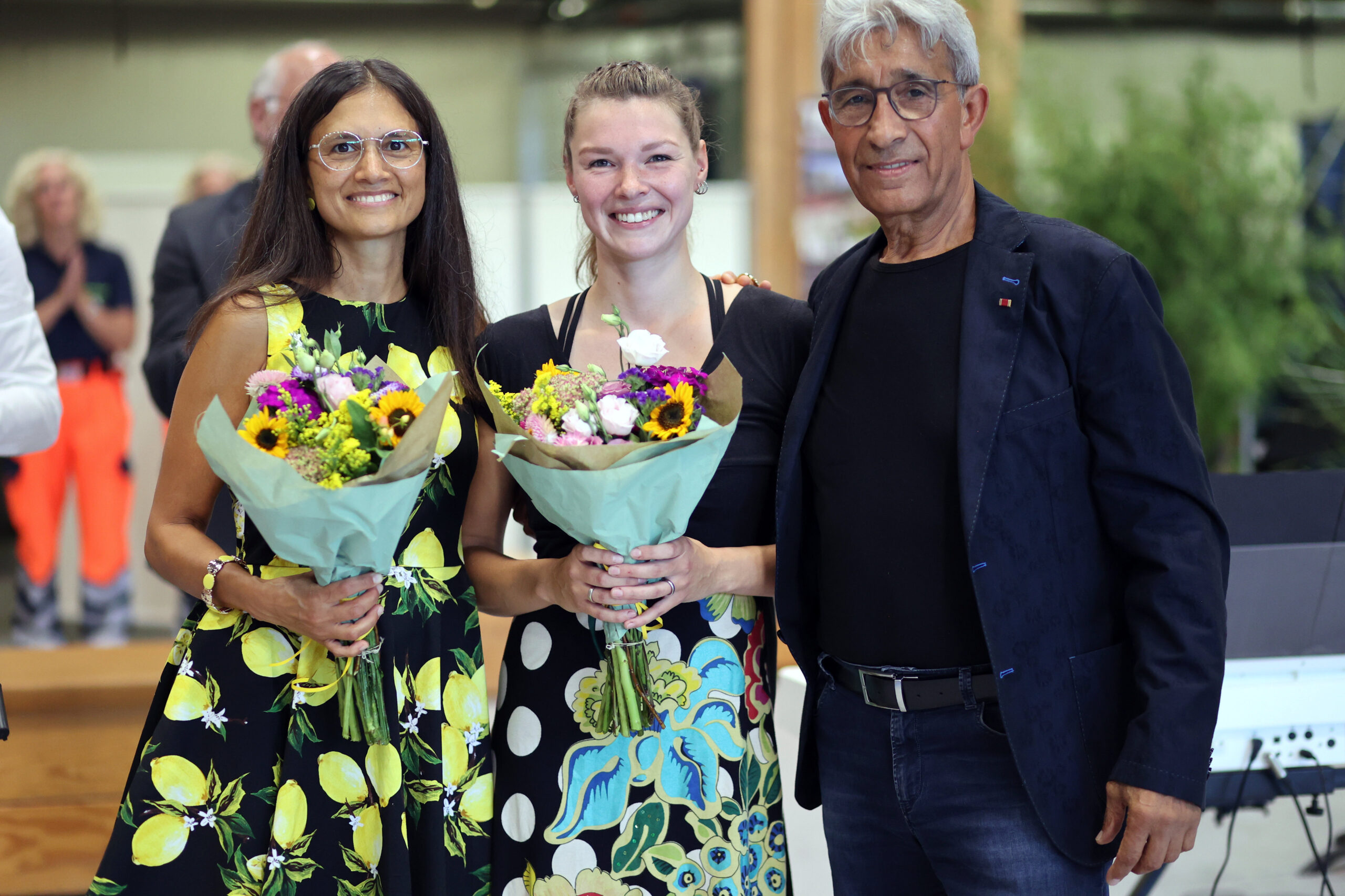 "We are the World" – Barbara Saliu und Alexandra Selbach - MEDIABEL - privater Weblog von Stefan ...